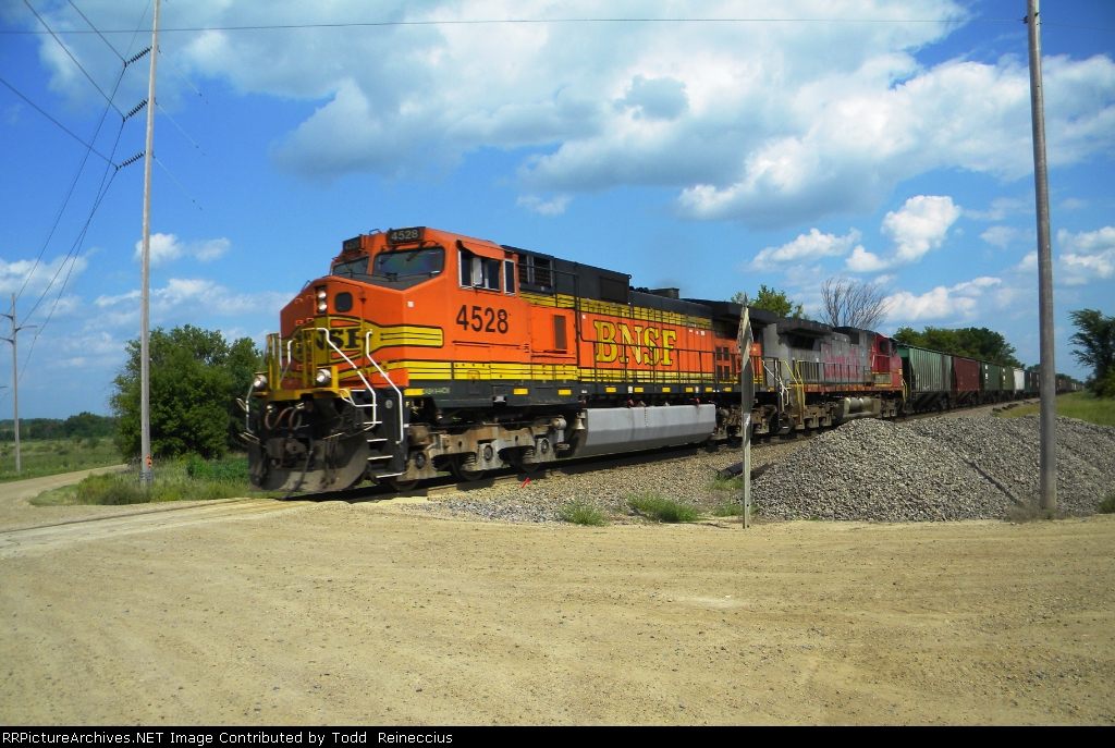 BNSF 4528